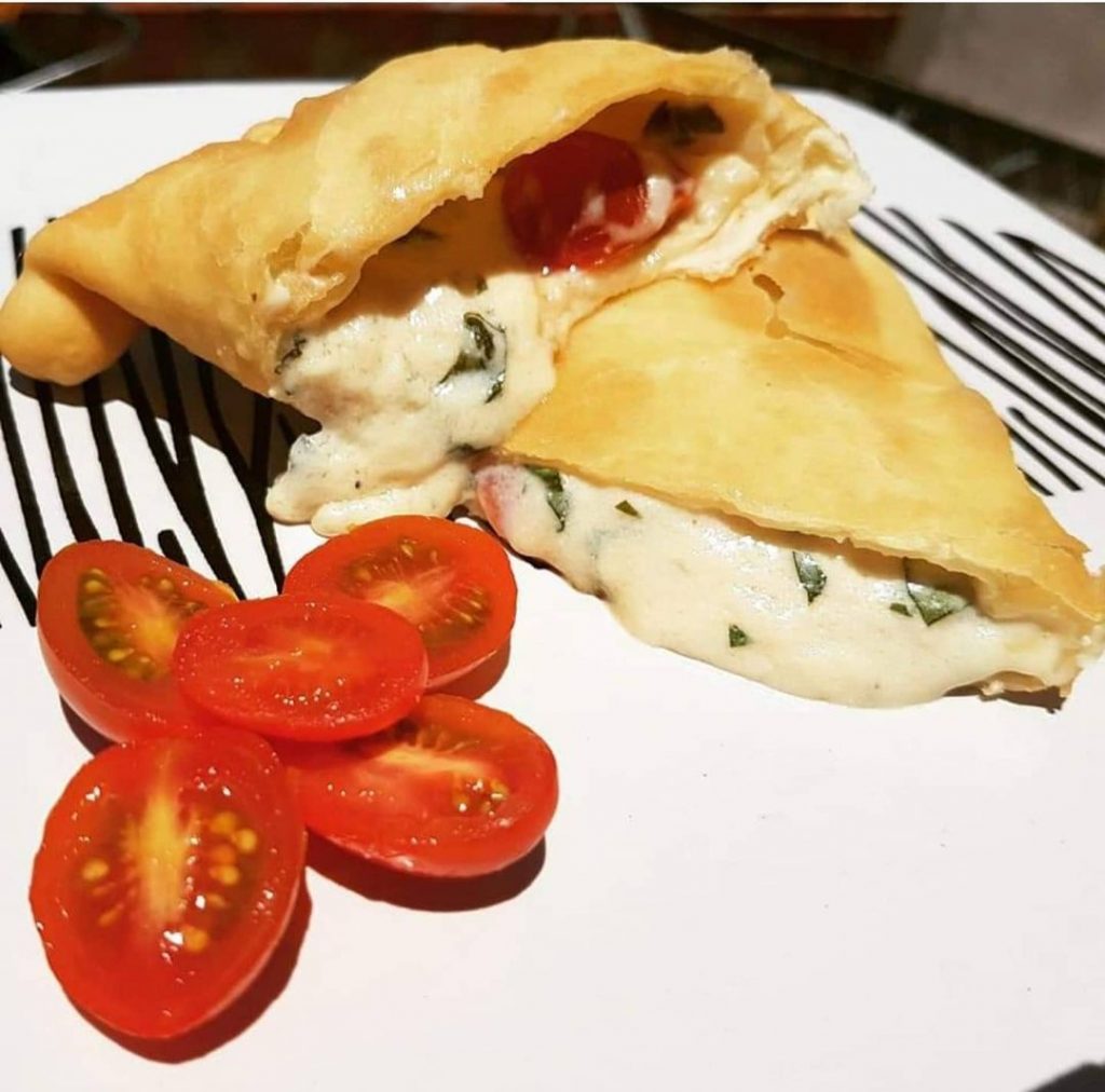 MINI CALZONES DE CAPRESE – funnyveggie.com.ar